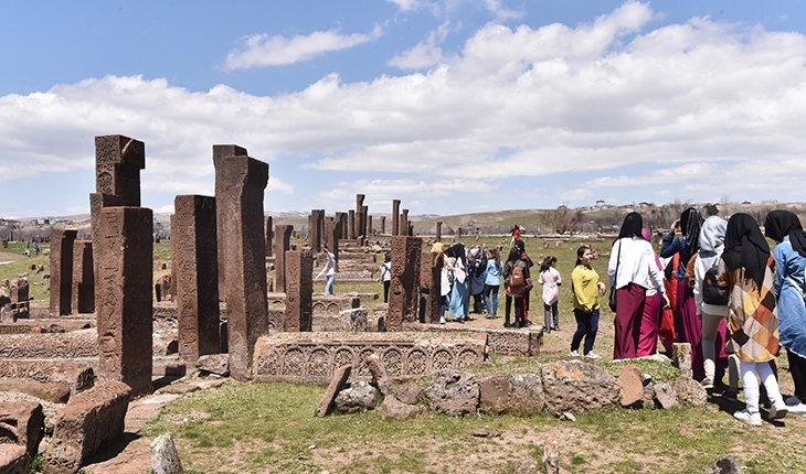 Tarihi kent Ahlat’a ilgi artıyor