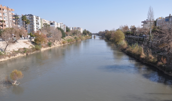 Göksu Nehri'ndeki renk değişimi üzerine inceleme başlatıldı