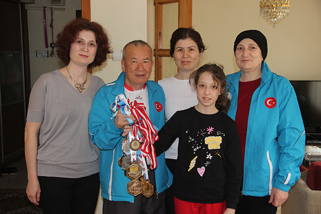 Başarıdan başarıya koşan delikanlı! 70 yaşındaki Ali Demirhan Türkiye ...